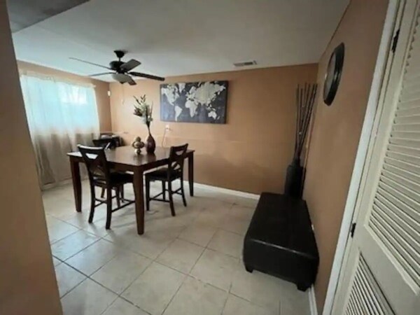 Downriver 3 Bedroom Home. That Accommodates 12 Guest. - Detroit, MI