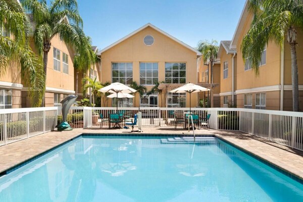 A Place You'll Surely Enjoy! Full Kitchen, Free Breakfast, Outdoor Pool! - St. Petersburg, FL