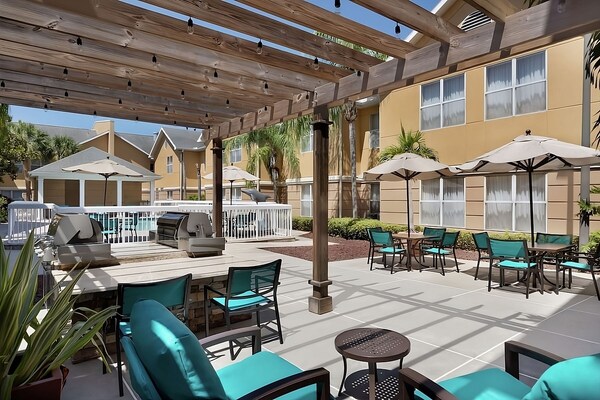 Your Relaxing Getaway Awaits! 2 Spacious Units, Free Breakfast, Full Kitchen! - St. Petersburg, FL