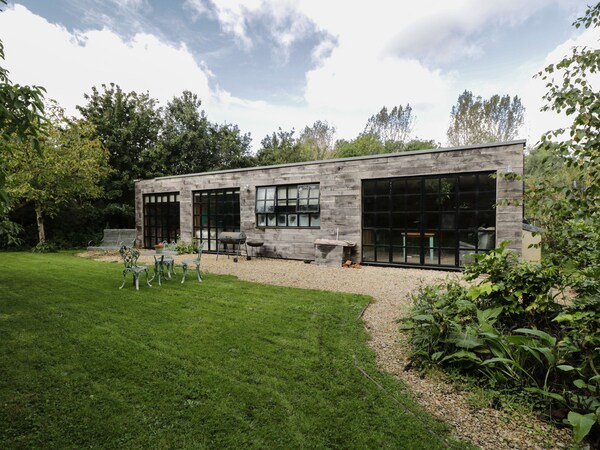 The Big Box Brandeers, Pet Friendly, With Open Fire In Minety - South Cerney