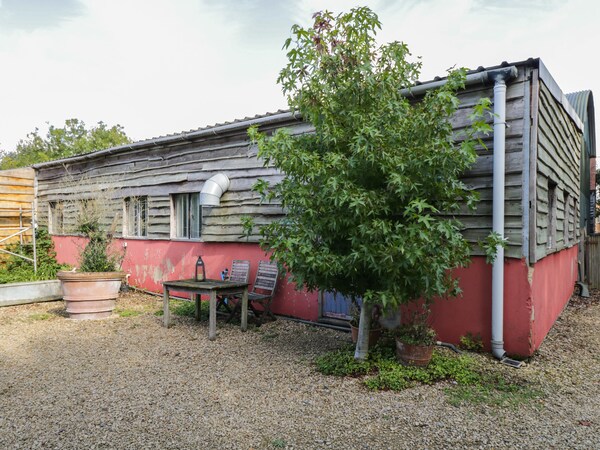 Brandeers Studio, Pet Friendly, Character Holiday Cottage In Minety - South Cerney