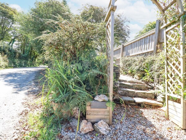 Chapel Cottage, Romantic, With Open Fire In Camelford - 콘월
