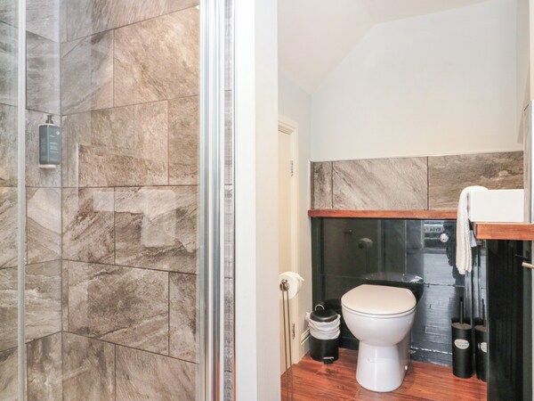 The Pheasantry, Pet Friendly, With Hot Tub In Flamborough - Flamborough