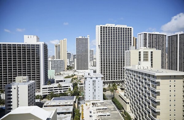 Experience Soothing Moments & Luxury! City View, Pet-friendly Property W/ Pool - Kāhala Beach, HI