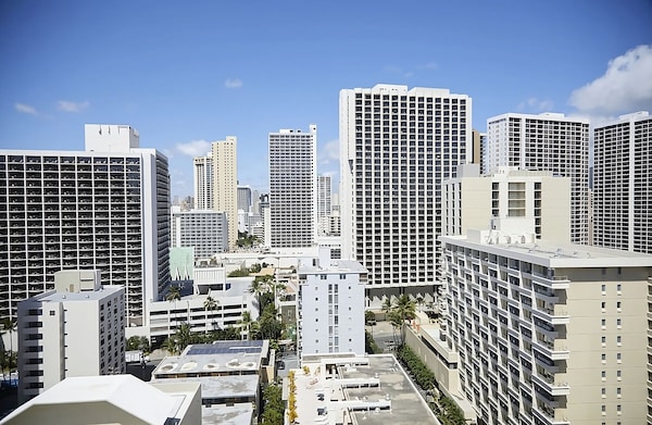 Enjoy A Hassle-free Stay! 2 Comfortable Units, City View, Pets Allowed, Pool! - Honolulu
