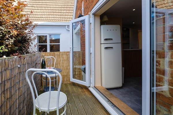 Hill House Apartment - Sleeps 2 Guests  In 1 Bedroom - Suffolk