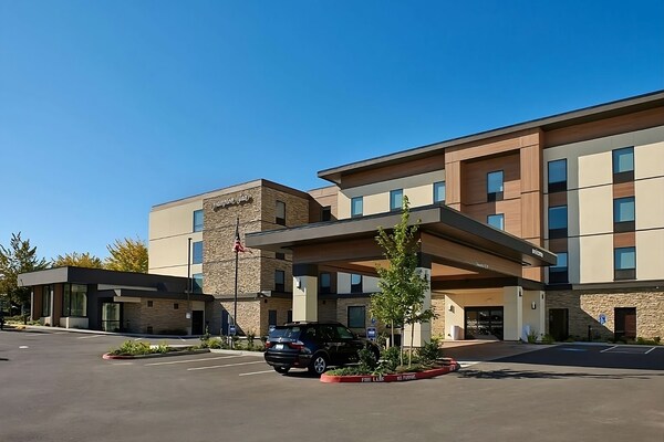 Wine Country Getaway In Sherwood! Indoor Pool, Free Breakfast, Pets Allowed! - Newberg, OR