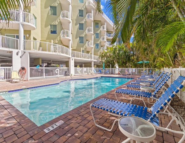 Condo With Balcony- Pool, Hot Tub Access + Short Walk To Beach! - Redington Beach, FL