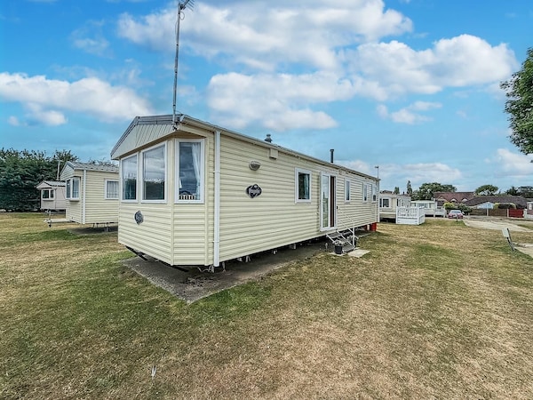 Lovely 8 Berth Caravan At Breydon Water Park, Nearby Norfolk Broads Ref 10111b - Norfolk