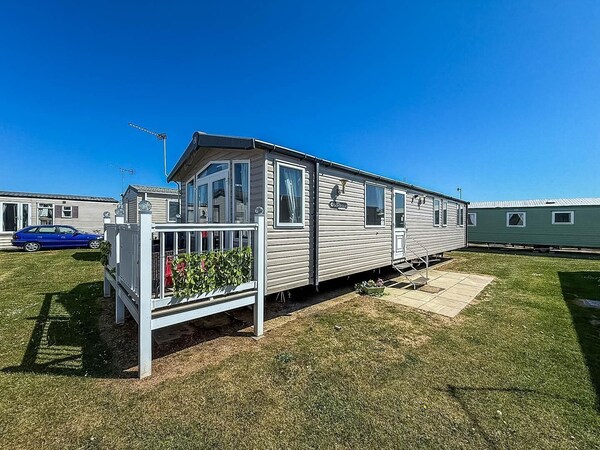 Modern Caravan With Decking Near Scratby Beach Ref 50007e - Winterton-on-Sea