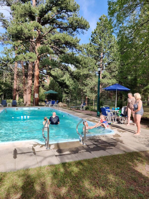 Riverfront Pool Motel, Views Hkll - Estes Park, CO