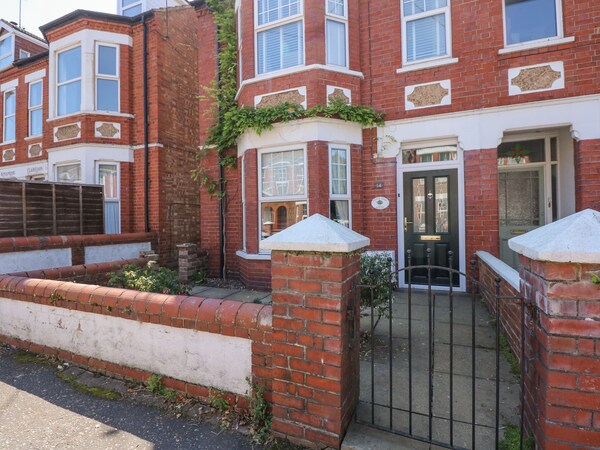 Apple Tree House, Pet Friendly, With A Garden In Hunstanton - Old Hunstanton