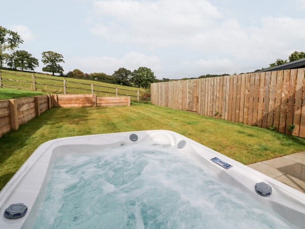 Spicery Barn Loft, Pet Friendly, With Hot Tub In Tedburn St Mary - Crediton