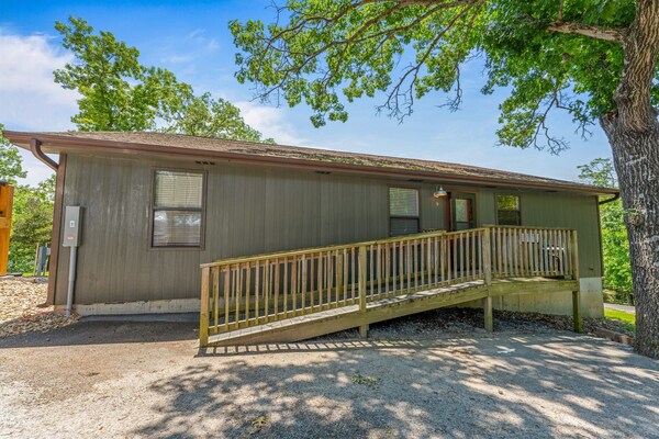3 Br Waterfront Cabin W/ Pool + Swim & Boat Dock - Coney Island, MO