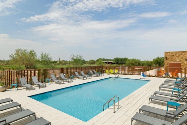 Your Dream Stay! Free Breakfast, Swimming Pool, Free Parking, Pets Allowed! - Mesa, AZ
