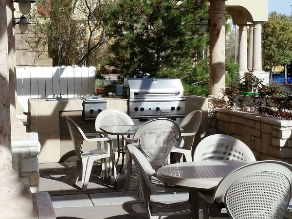 Abq Desert Escape! 2 Relaxing Units, Indoor Pool, Free Breakfast, Pets Allowed! - Albuquerque, NM