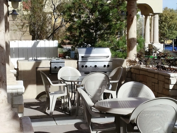Abq Desert Escape! 2 Relaxing Units, Indoor Pool, Free Breakfast, Pets Allowed! - Albuquerque, NM