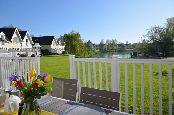 Beautiful Lakeside Lodge Set In A Quiet Area - Gloucestershire