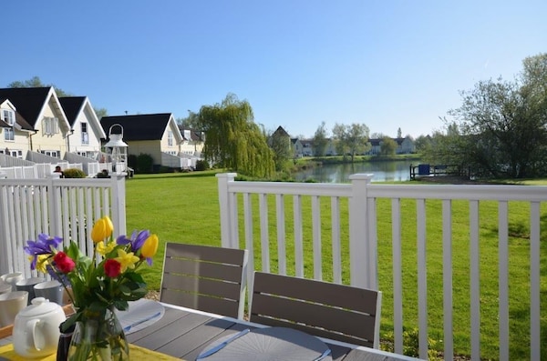 Beautiful Lakeside Lodge Set In A Quiet Area - Gloucestershire