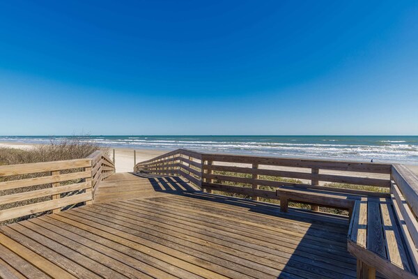 Mermaids Lair | Pool & Beach Access + Balcony Seating! - Port Aransas, TX