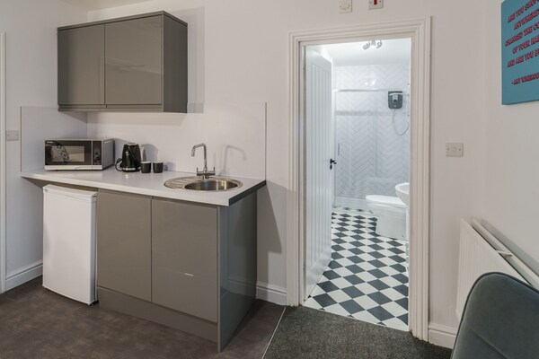New Stylish King Room I Deluxe Studio App - Derby, UK