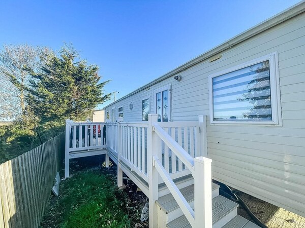 Wonderful 8 Berth Caravan At Seawick Holiday Park In Clacton-on-sea Ref 27077r - Clacton-on-Sea