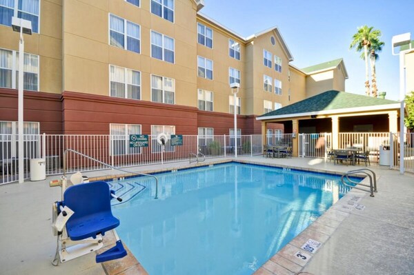 Your Relaxing Getaway Awaits! Full Kitchen, Free Breakfast, Pool, Pet-friendly! - Phoenix, AZ