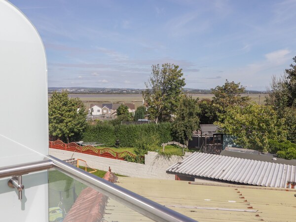 Gwynfryn, Pet Friendly, With A Garden In Pen-clawdd - Parc y Scarlets