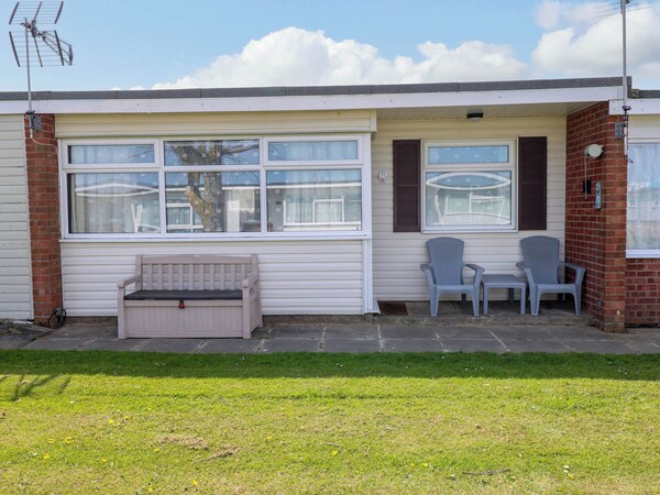Chalet 156, Pet Friendly, Character Holiday Cottage In Hemsby - Winterton-on-Sea
