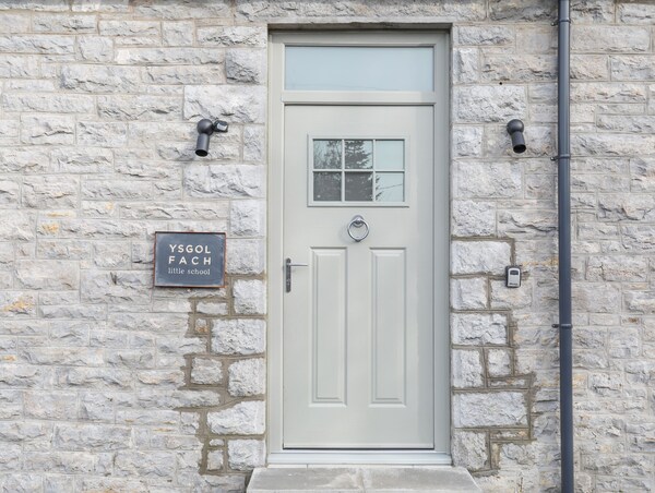 Ysgol Fach (Little School), Pet Friendly, With A Garden In Benllech - Moelfre