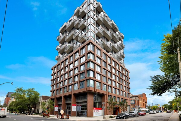 New Stylish Condo, 2 Br, 1 Ba, Workspace, Pets Welcome, Central Location! - Toronto