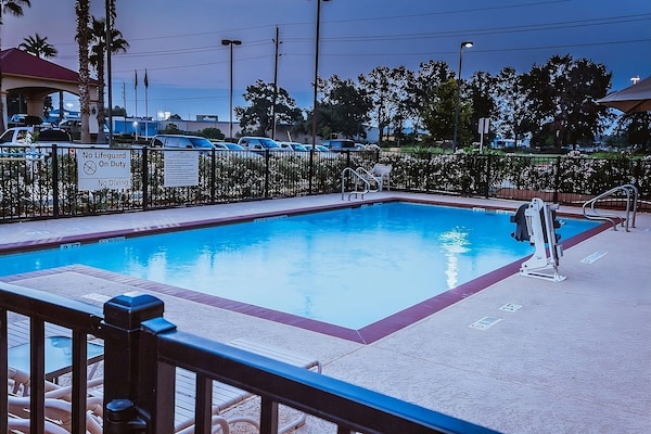 Your Relaxing Getaway Awaits! Outdoor Pool, Onsite Parking, Breakfast! - The Woodlands, TX