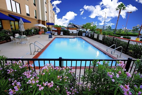 Relax And Unwind! Outdoor Pool, Parking Onsite, Free Breakfast! - Stagecoach, TX