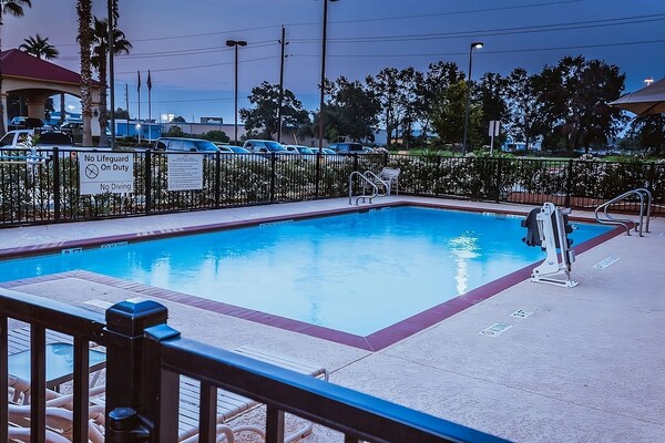 Great Relaxing Stay! Outdoor Pool, Free Breakfast, Onsite Parking! - The Woodlands, TX