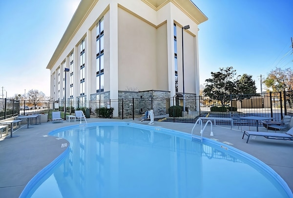 Great Amenities! Pool, Free Breakfast And Parking, Near State Botanical Garden! - Athens