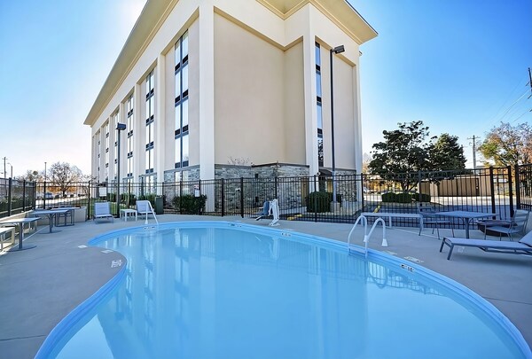 Comfort And Relaxation! Onsite Pool, Pets Allowed, Free Parking And Breakfast! - Athens, GA
