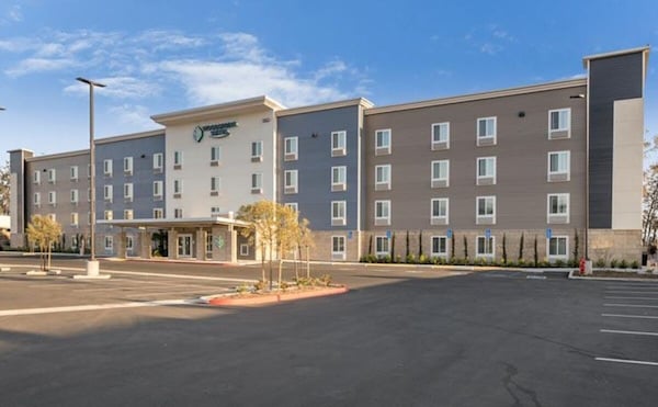 Your Home Away From Home! Full Kitchen, Pet-friendly, Free Parking! - Moreno Valley, CA