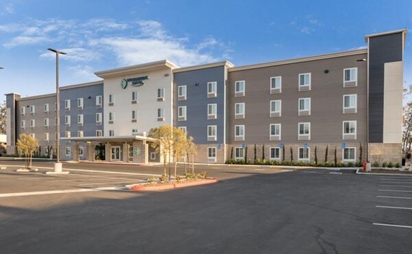 Relax And Unwind In Moreno Valley! 2 Modern Units, Full Kitchen, Free Parking - Moreno Valley, CA