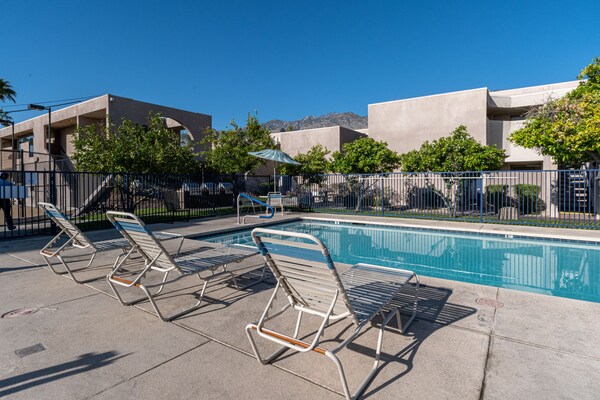 Your Palm Springs Oasis! 2 Spacious Units, Outdoor Pool, Kitchen, Free Parking! - Palm Springs, CA