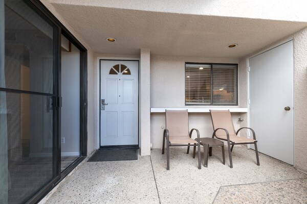 Palm Springs Desert Gem! Outdoor Pool, Full Kitchen, Free Parking! - Palm Springs, CA