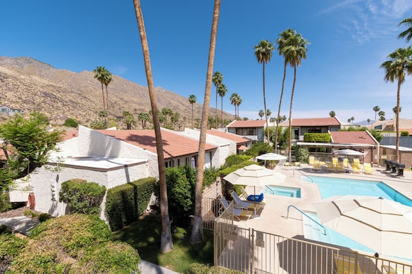 Prime Location! Balcony, Fully-equipped Kitchen! - Palm Springs, CA