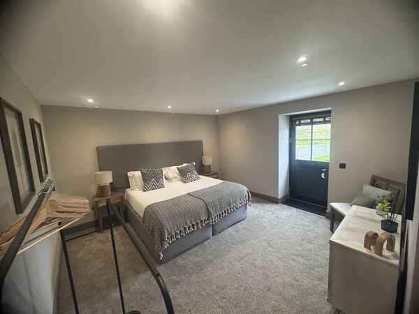 Barn, Large Entertainment Space +Hot Tub, Sleeps 6 - Aberfoyle