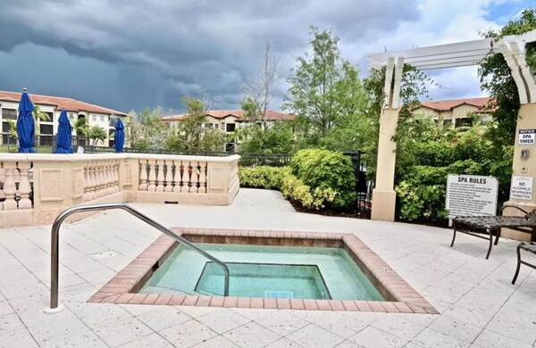 The Best Discounted Summer Rental. Available April 1! 6 Month Min, Cozy 2 + Den. - Vineyards, FL