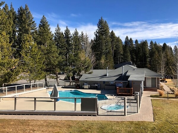 1 Bedroom Condo! Private Beach, Kitchenette, Free Parking, Outdoor Pool! - Kings Beach, CA