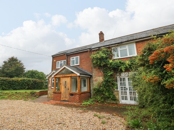 Frosthill Cottage, Pet Friendly, With Open Fire In Carisbrooke - Carisbrooke Castle