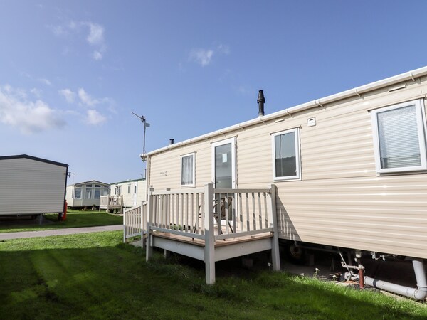 B15 Ty Gwyn, Pet Friendly, Country Holiday Cottage In Towyn - Wales