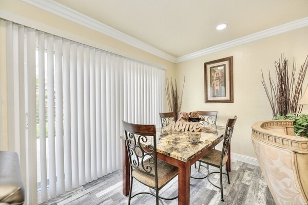 Stylish & Modern Sacramento Getaway Near Downtown! - Sacramento, CA