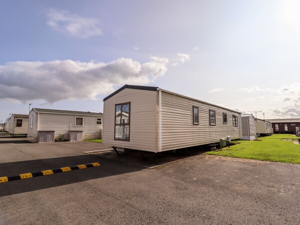 Beachcomber D35, Pet Friendly, Character Holiday Cottage In Towyn - Towyn