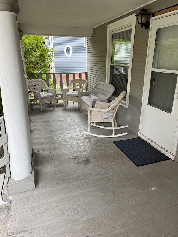 Cottage Grove Apt 1 Private Covered Porch - Carlisle, IA