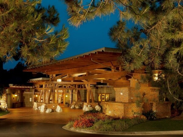 Unwind With Breathtaking Views! Two Comfortable Units, Pet-friendly, Onsite Pool - Del Mar, CA
